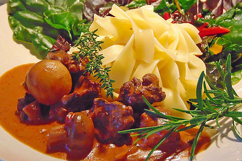 Wildgulasch im Römertopf von Schwalbe