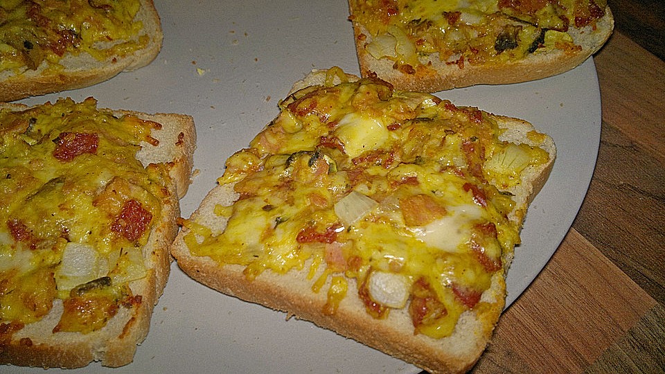 Pizzasemmeln mit Salami, Schinken, Paprika und Champignons von Madda ...