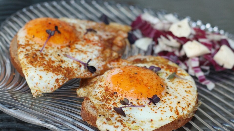 Die besten Spiegelei-Rezepte – Frühstück, Bowls & mehr