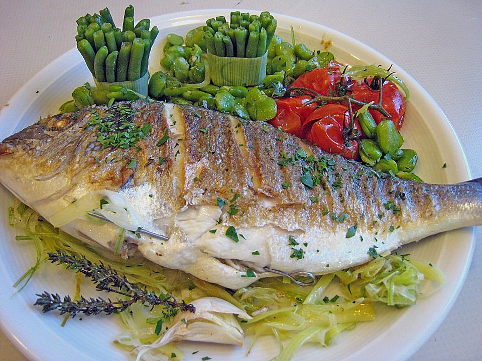 Goldbrasse auf dem Lauchbett mit Bohnen und Schmortomaten von schrat ...