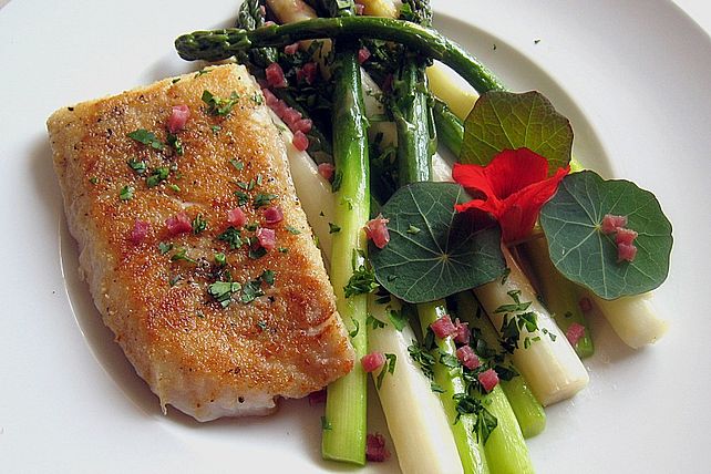 Pollackloin mit Schinkenwürfeln auf 2 Sorten Spargel von schrat| Chefkoch