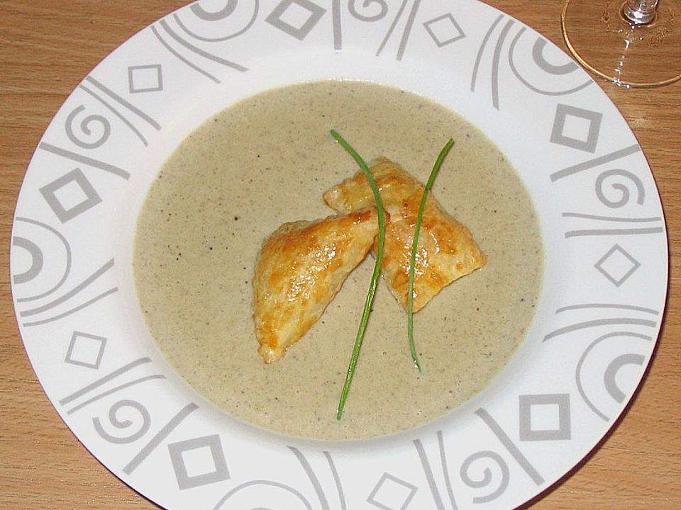 Champignoncremesuppe mit Blätterteigeinlage von bienchen24| Chefkoch