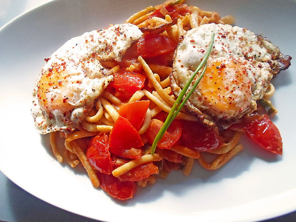 Nudeln mit schneller Tomatensauce und Spiegeleier von susili101| Chefkoch